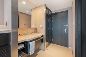 Quarto Duplo de Luxo, 1 cama queen-size, banheira de hidromassagem grande | Casa de banho | Um polibã e uma banheira separados, um chuveiro fixo 