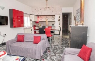 Apartamento Básico em Condomínio Fechado, vista parcial para o mar | Sala | Televisor LED de 43 polegadas com canais por cabo 