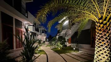 Fachada do alojamento (tarde/noite)