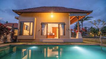 Villa Lua de Mel, vista para a piscina | Secretária, Wi-fi grátis, roupa de cama fornecida