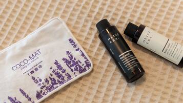 Um tecido branco com estampas florais roxas e o texto