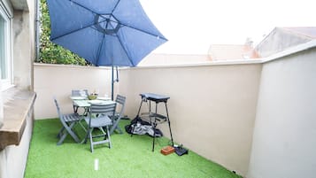 Apartamento luxo, 1 cama de casal e sofá-cama, banheira de imersão, vista para o jardim | Terraço/pátio