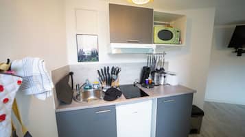 Apartamento luxo, 1 cama de casal e sofá-cama, banheira de imersão, vista para o jardim | Cozinha privada | Torradeira, cadeirão de bebê, liquidificador, chapa