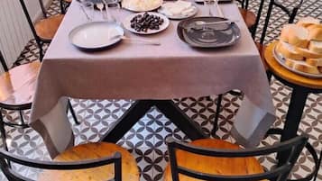 Pequeno-almoço preparado no momento diário (10 GEL por pessoa)