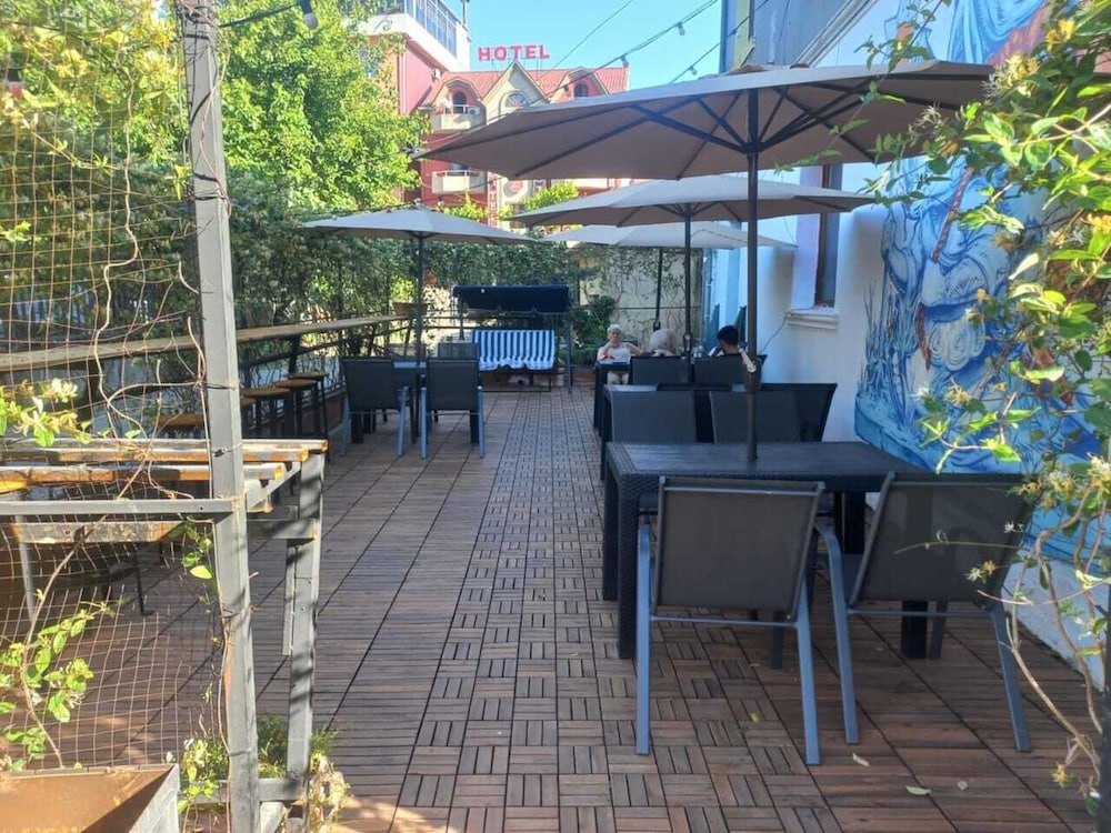 Rostivan Hotel Ve Hostel - 巴統