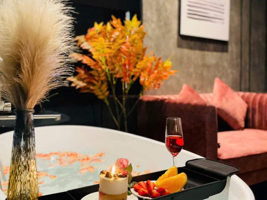 Quarto superior, 1 cama Queen e sofá-cama, banheira de imersão | Banheiro | Produtos de toalete grátis, secador de cabelo, chinelos