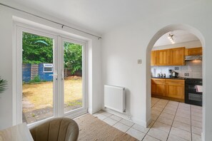 Casa Familiar, pátio | Cozinha privada | Um micro-ondas, um forno, uma placa de cozinha, utensílios de cozinha 