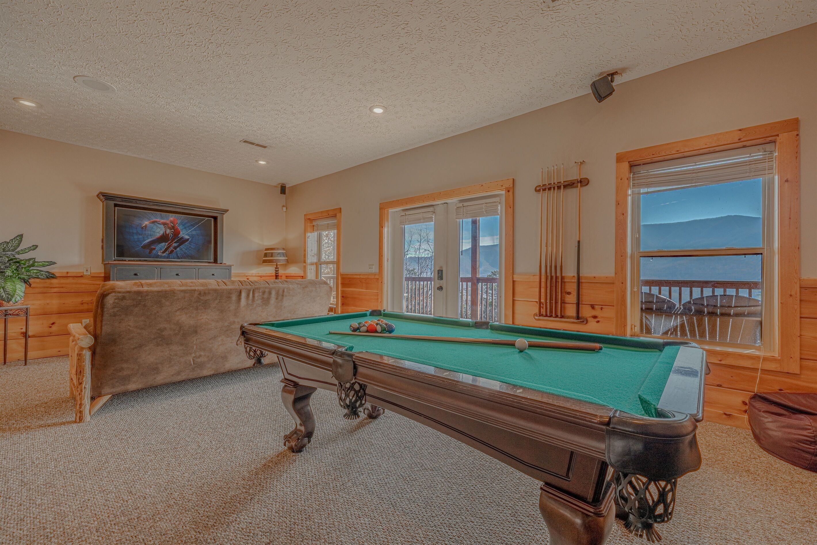 Festive Winter Escape Luxury Cabin: Hot Tub Views - Townsend, TN