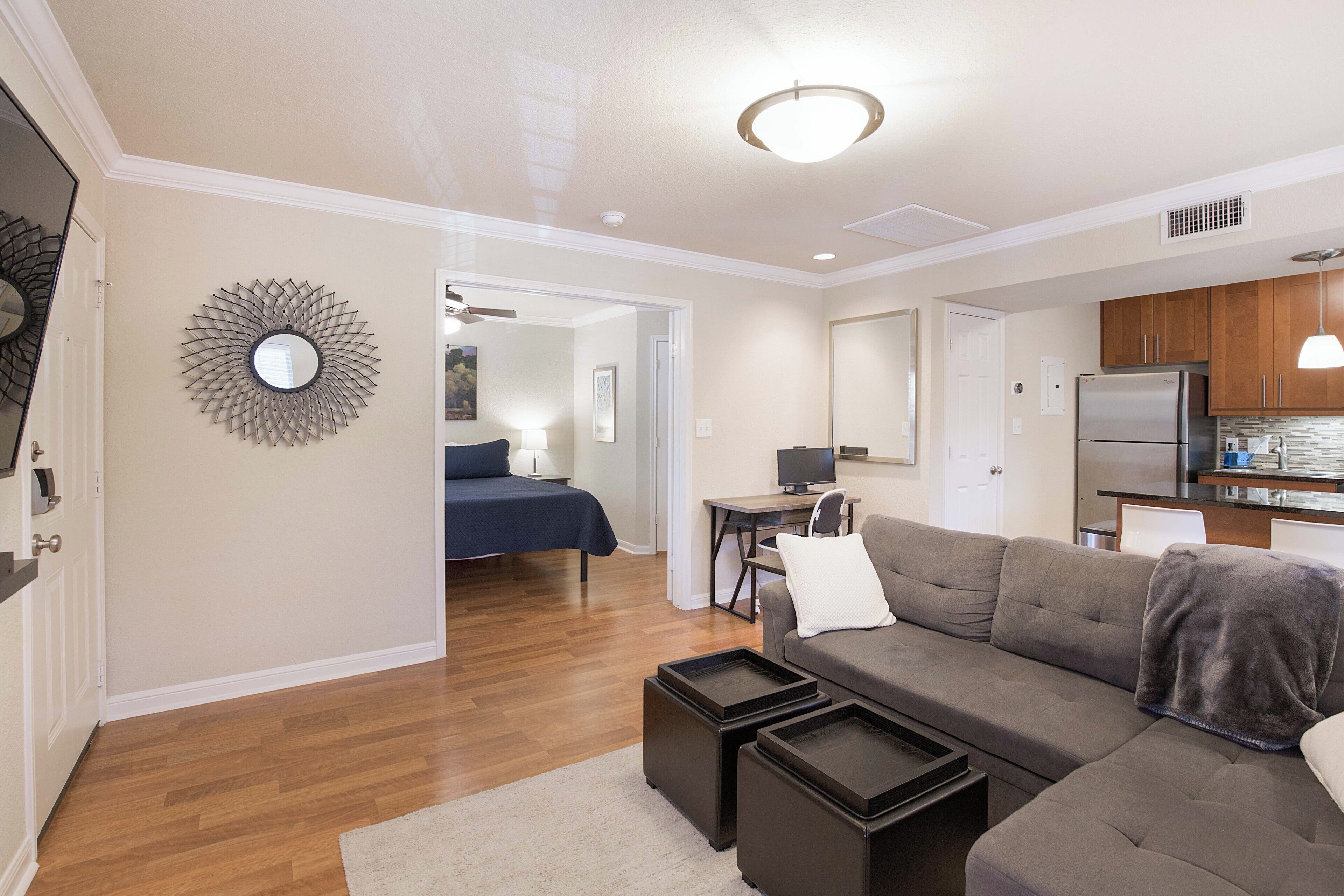 Top Floor 1-bedroom In North Central Austin With King Bed And Workstation - Austin, TX