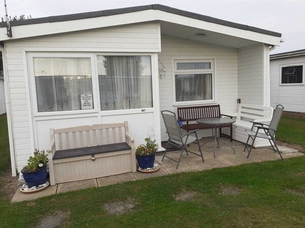 3 Bed Chalet - Sleeps 6 - Parking - Garden - Wifi - Hemsby
