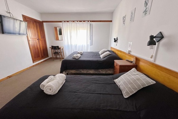 Quarto triplo básico | Escrivaninha, espaço de trabalho para notebook, Wi-Fi de cortesia