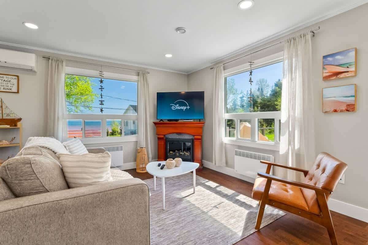 Waterfront Cottage With Beach Access & Views! - Charlottetown