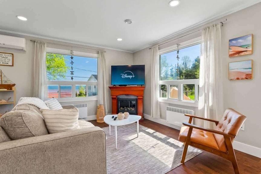 Waterfront Cottage With Beach Access & Views! - Charlottetown