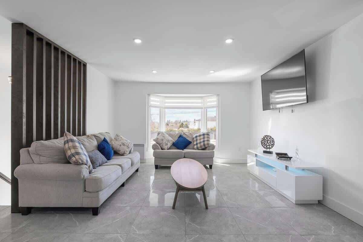 Family Retreat   King Bed, Jacuzzi & Big Backyard - Cornwall