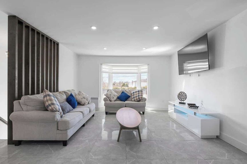 Family Retreat King Bed, Jacuzzi & Big Backyard - シャーロットタウン