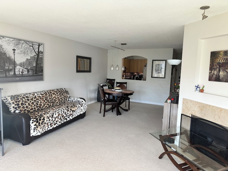 Shared Space With Owner, Steps From The Seawall With Your Own Private Washroom - North Vancouver