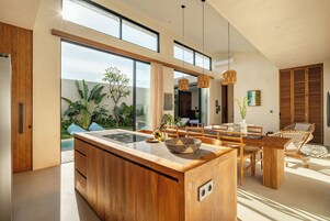 Villa de Luxo, pátio, vista para a piscina | Cozinha privada | Um frigorífico, uma placa de cozinha, uma cafeteira/bule 