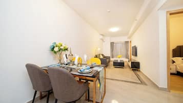 Condo superluxo, vista para a cidade | Escrivaninha, espaço de trabalho para notebook, cortinas blackout