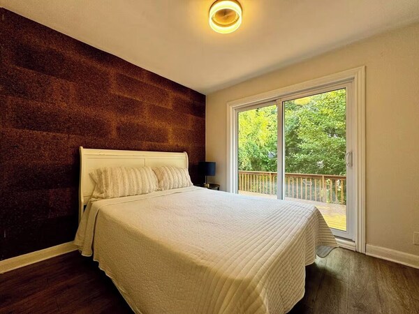 The Cozy Crescent Comforts Stay - Markham