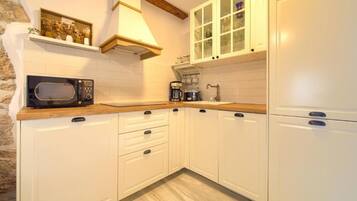 Apartamento (One-Bedroom Apartment With Terrace An) | Cozinha privada | Um frigorífico