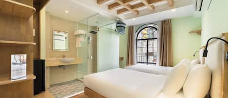 Quarto casal luxo, sacada, vista para a cidade | Lençóis italianos Frette, roupas de cama premium