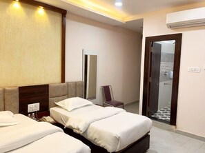 Um polibã, um secador de cabelo (mediante pedido), chinelos, sabão