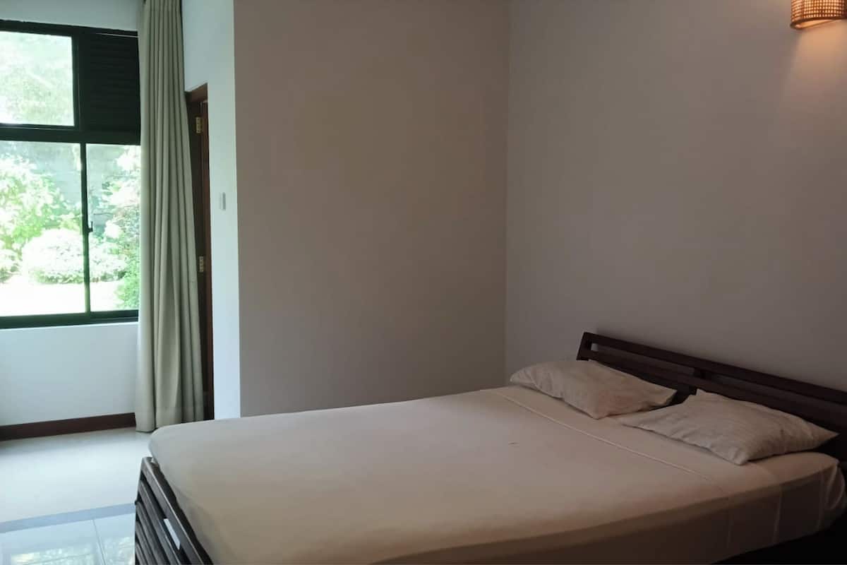 Quarto casal superior | Cofres nos quartos, cortinas blackout, quartos à prova de som