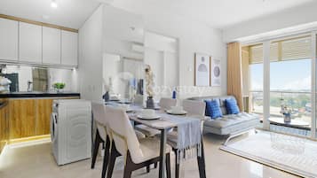 Apartamento, 2 quartos, Vista para a cidade | Sala de estar | Smart TV de 43 polegadas com canais por cabo, Netflix
