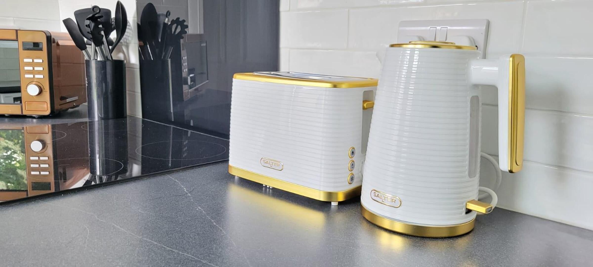 Cozinha equipada com micro-ondas, torradeira e máquina de café.