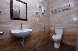 Chuveiro, chuveiro com efeito de chuva, toalhas de banho 