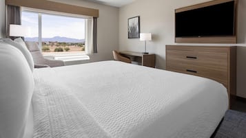Quarto Standard, 1 cama king-size, não fumadores | Secretária, secretária adequada para computadores portáteis