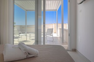 Quarto Duplo Superior, terraço | Minibar, secretária, secretária adequada para computadores portáteis 