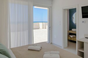 Quarto Duplo Superior, terraço | Minibar, secretária, secretária adequada para computadores portáteis 