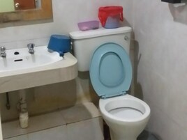 Quarto casal luxo | Banheiro | Chuveiro, chuveiro com efeito de chuva, produtos de toalete grátis