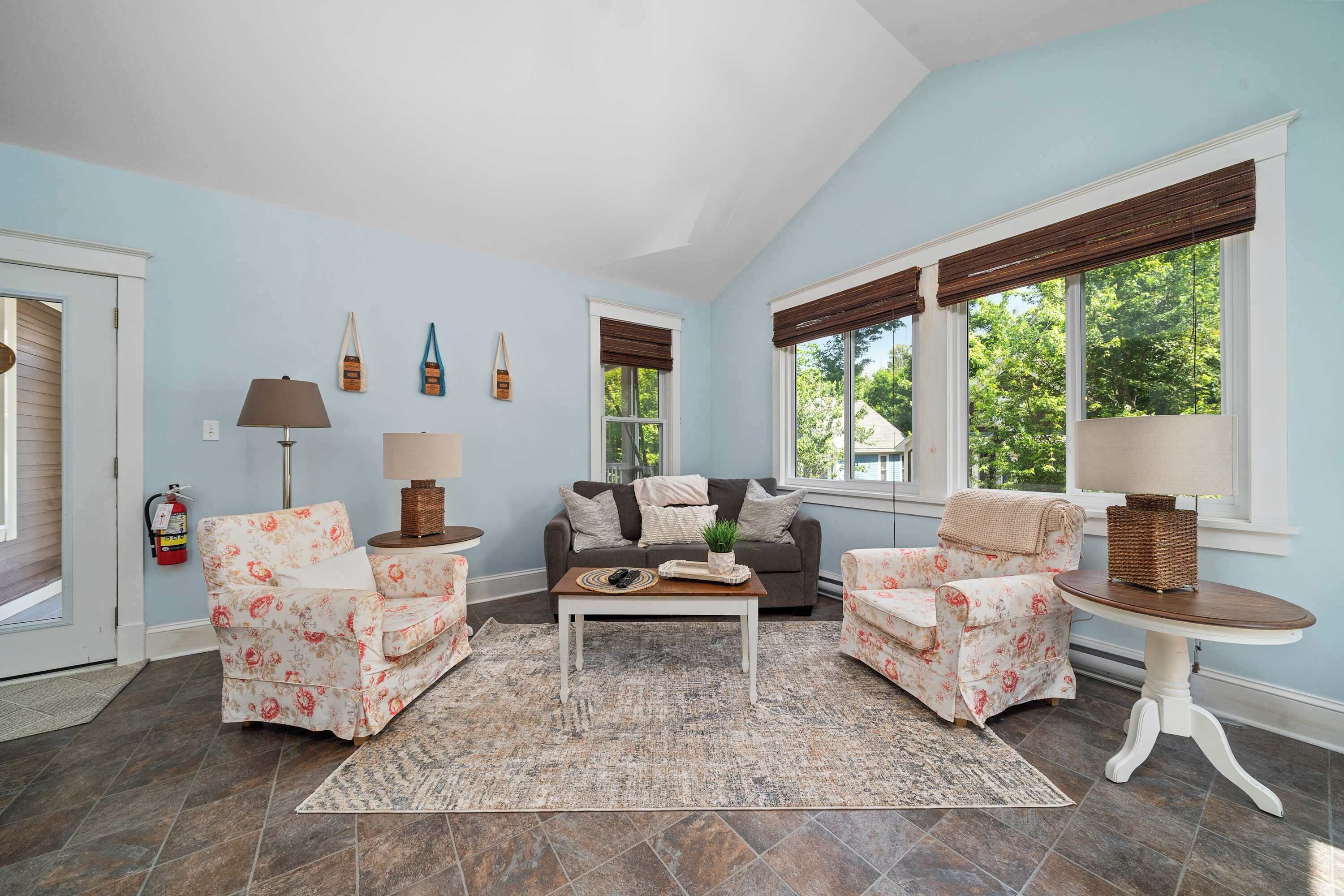 The Waxwing - 15 Farm View - Prince Edward