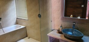 Vila standard, vista para a piscina | Banheiro