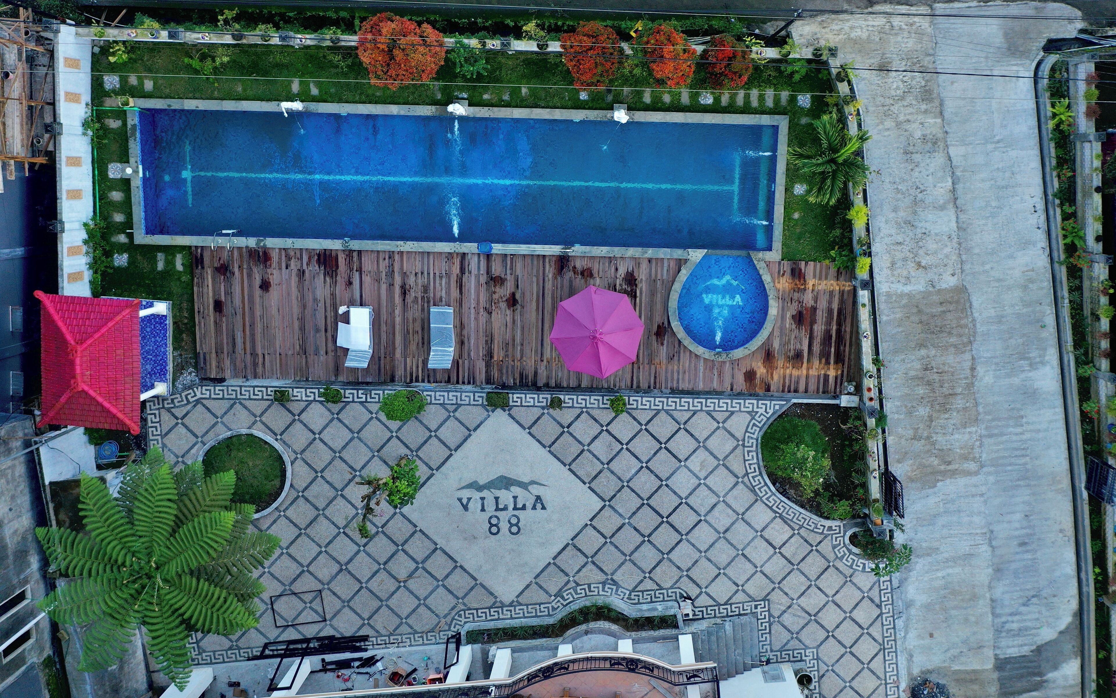 Vista aérea de um hotel com piscina, área de terraço e uma placa com a inscrição 'Villa 88'.