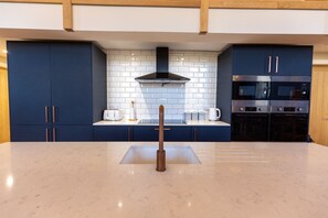 Uma máquina de lavar louça, utensílios de cozinha