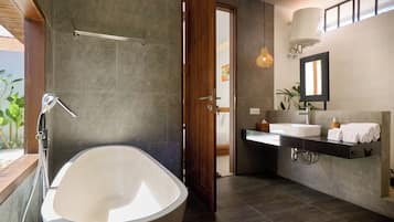 Villa Deluxe, 1 quarto, piscina privativa | Casa de banho | Um polibã e uma banheira separados, artigos de higiene pessoal grátis