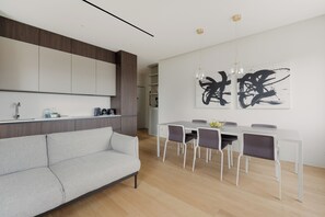 Appartamento con 2 camere da Letto, Via Santa Sofia 8 | Sala de estar | Smart TV 