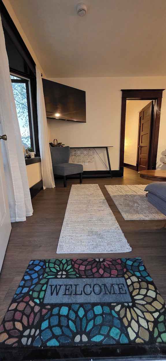 Quaint & Updated In-town Charmer - 格恩西