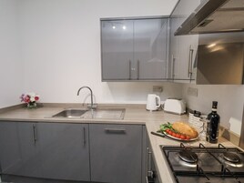 Uma máquina de lavar louça, utensílios de cozinha 