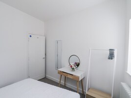 1 quarto, com decoração personalizada, com mobília individualizada 