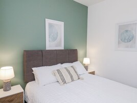 1 quarto, com decoração personalizada, com mobília individualizada 