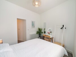 2 quartos, com decoração personalizada, com mobília individualizada 