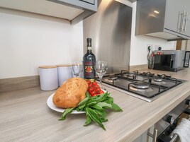 Uma máquina de lavar louça, utensílios de cozinha 