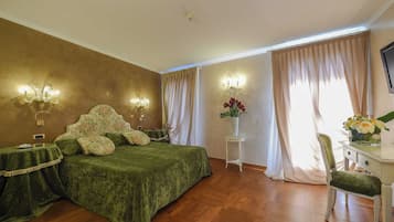 Roupa hipoalergénica, minibar, cofre no quarto, secretária