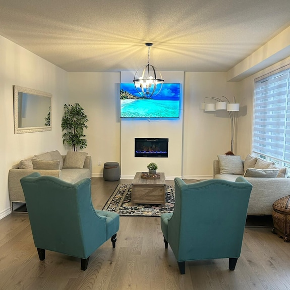 House In Wasaga Only 18 Min Away From Blue Mountain! 5 Min Away From The Beach! - ワサーガ・ビーチ