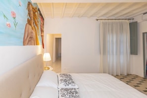 Quarto triplo luxo | Frigobar (abastecido com alguns itens grátis), cortinas blackout