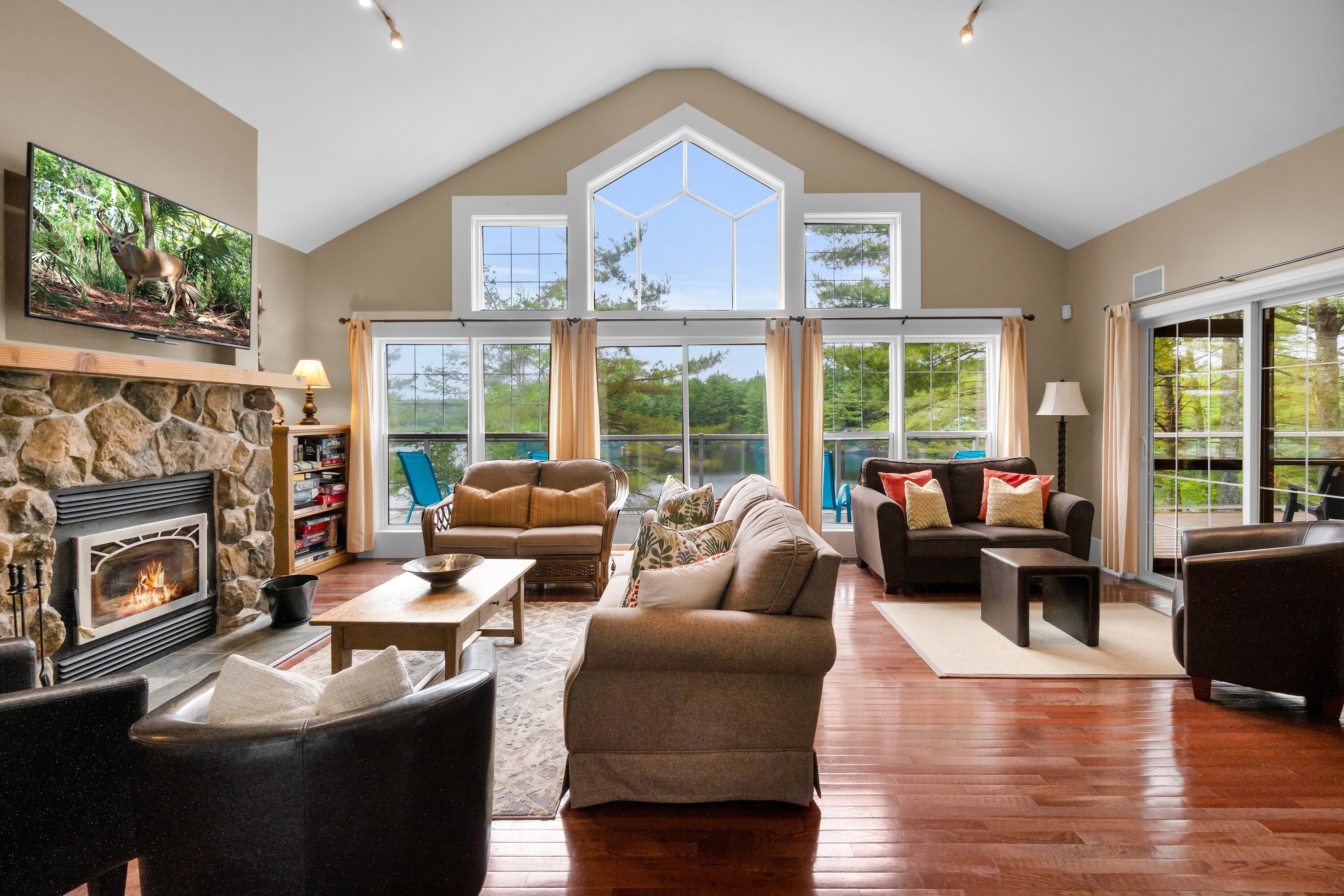 Silver Lake, Muskoka. 400 Ft Lake Frontage. Near Gravenhurst, Dogs Allowed - Gravenhurst